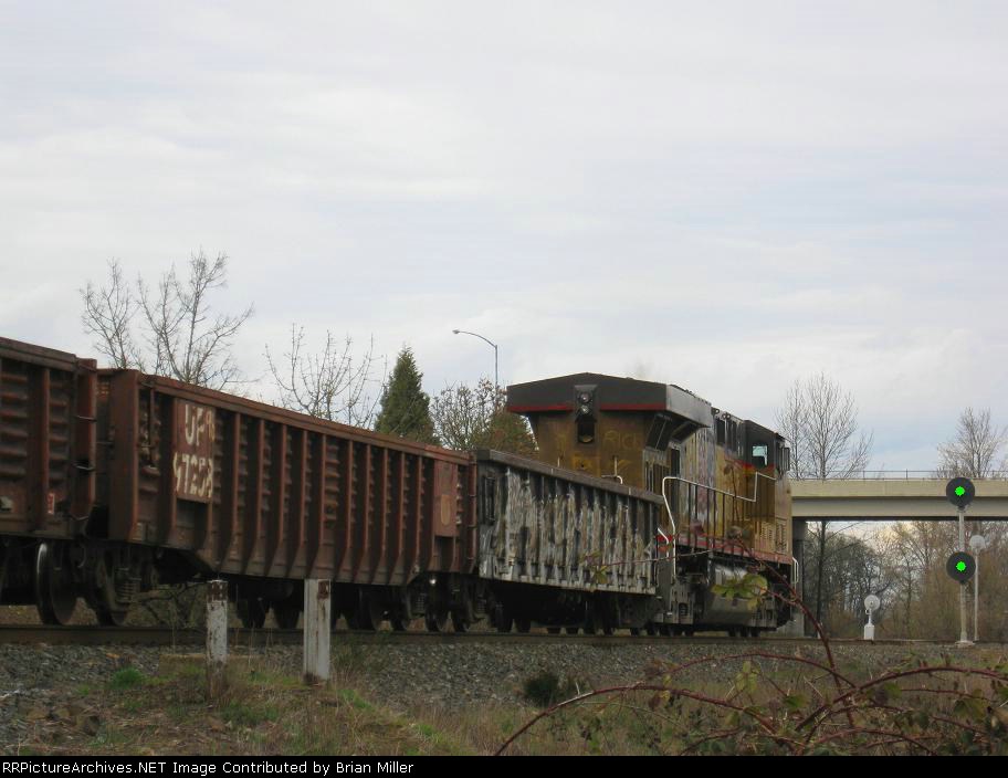 UP 5364 heads north on a green over green